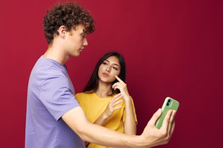 How to Know If a Guy is Flirting with You on Chat Lines?